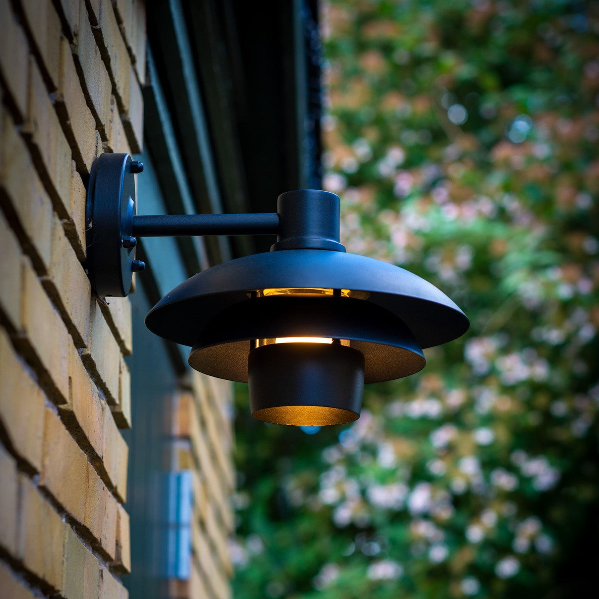 Morph D24 utendørs vegglampe IP44 – Lightup.no