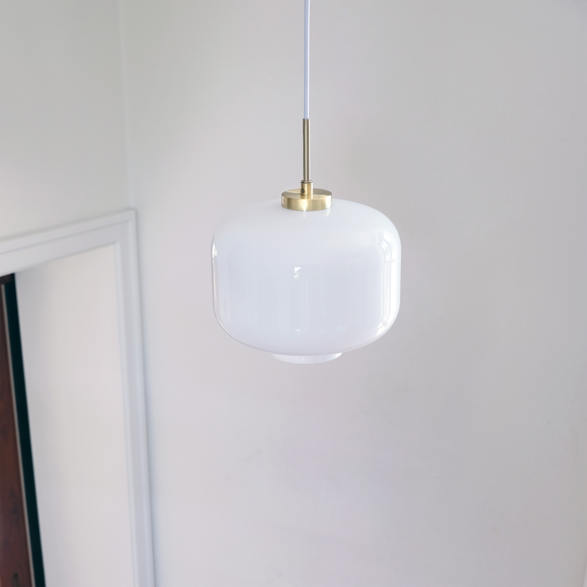 Arp takpendel 30 cm - Messing/Opal glass – Lightup.no